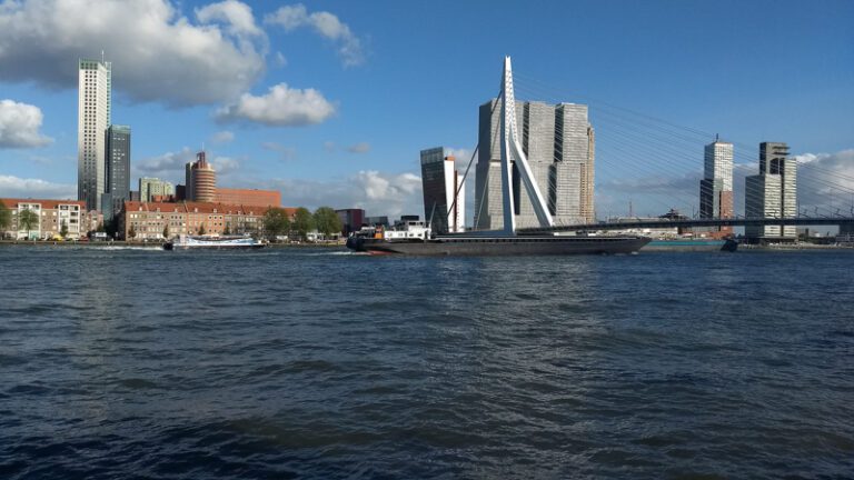 Rondvaart door Rotterdam met diner • Puur* Rotterdam